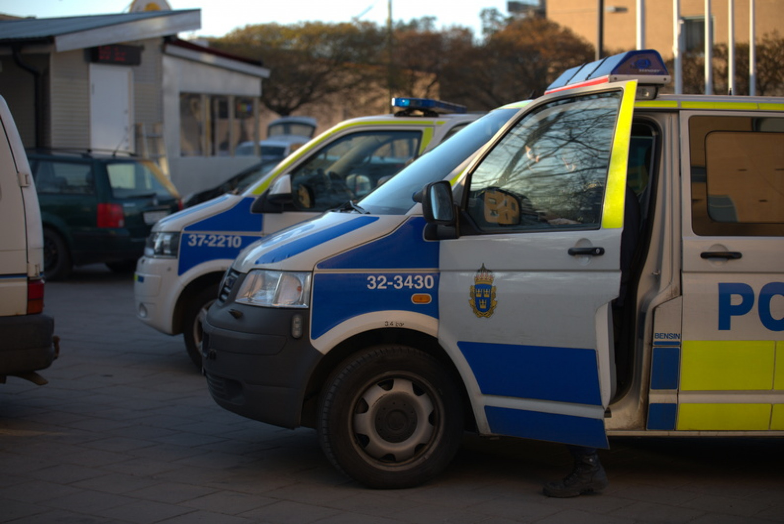 Tonåring skjuten med flera skott vid skola i Stockholm | Fria Tider Tonåring skjuten med flera skott vid skola i Stockholm | Fria Tider