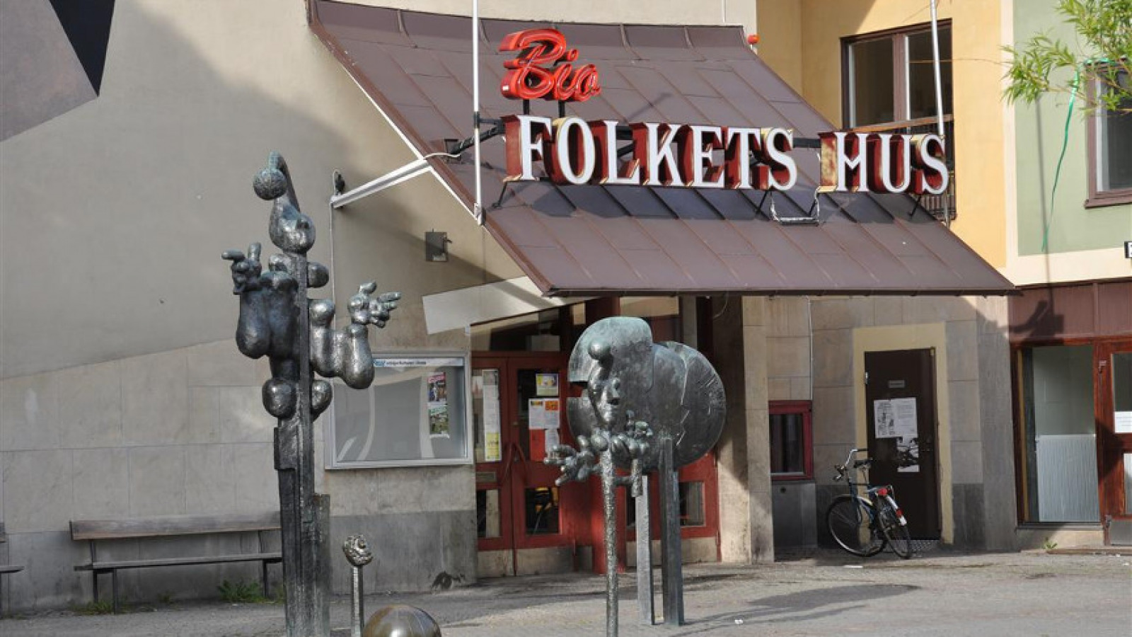Polisman skadad vid våldsamt upplopp utanför Folkets hus | Fria Tider Polisman skadad vid våldsamt upplopp utanför Folkets hus | Fria Tider